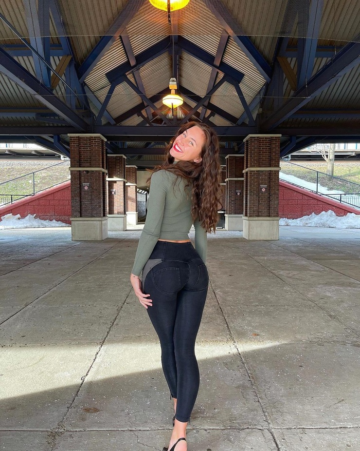 Brit Manuela (model) image