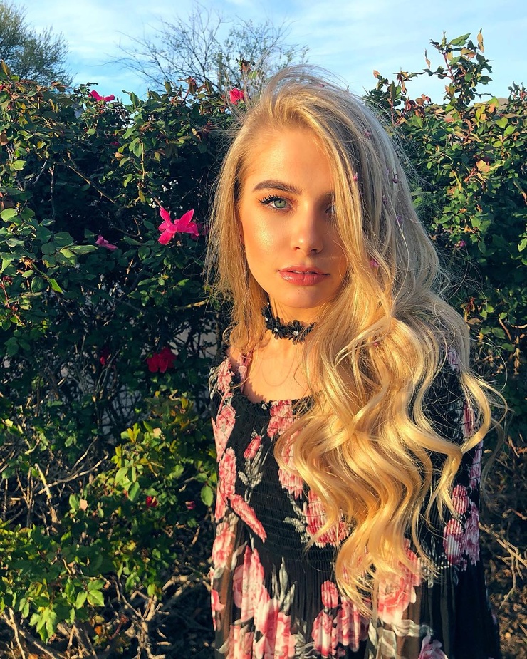 Picture of Demi Burnett