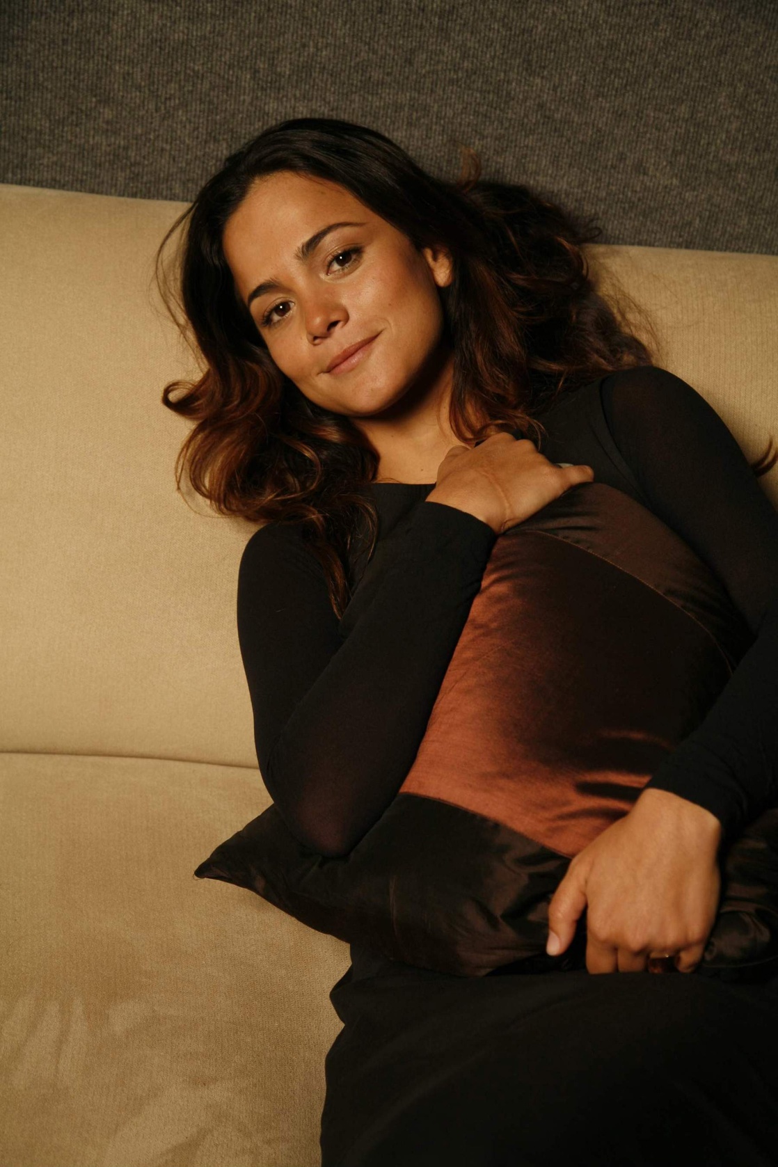 Alice Braga picture
