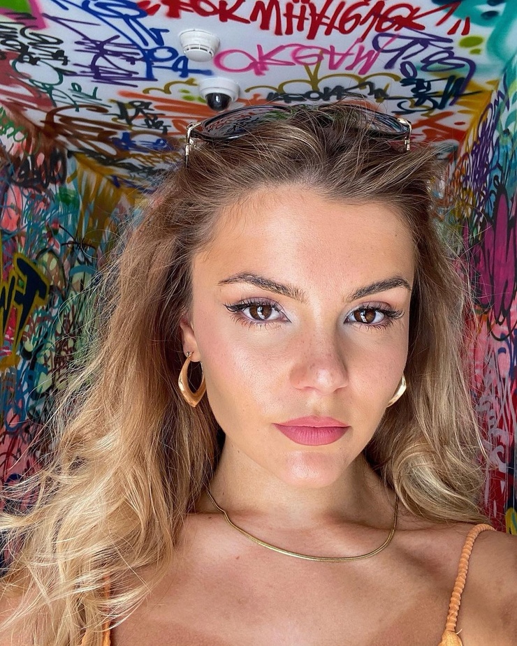 Kate Taylor image