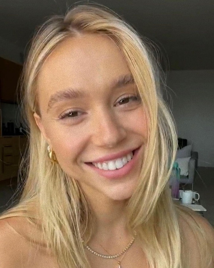 Picture of Alexis Ren