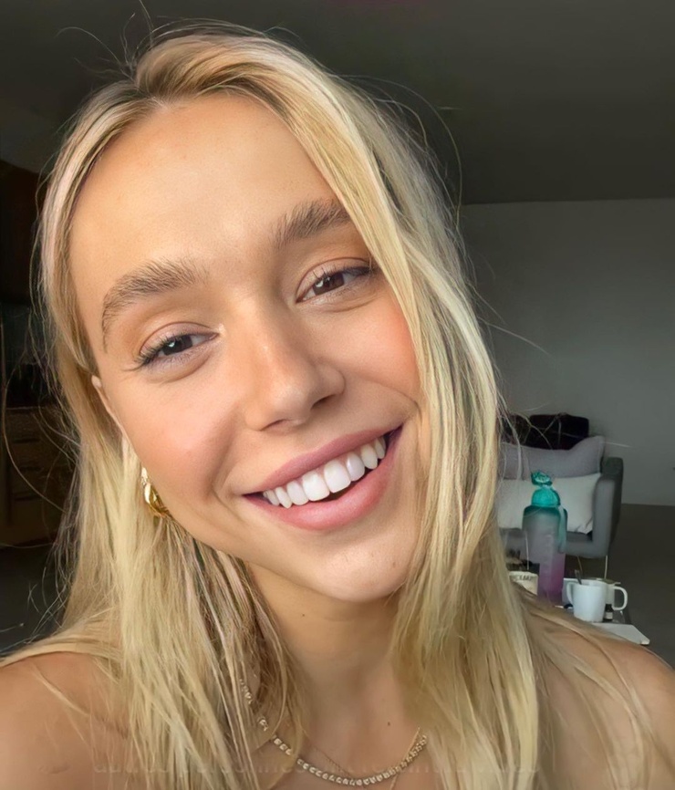 Picture of Alexis Ren