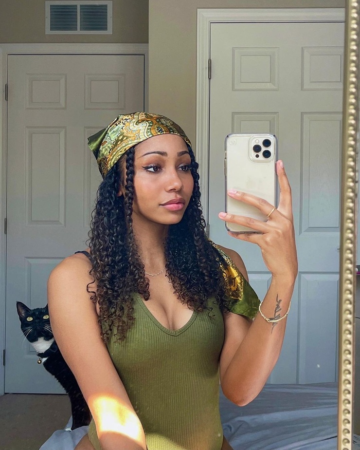 Picture of Chloe Foster II