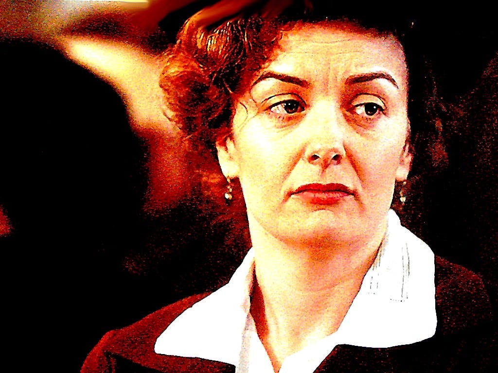 LUCY RUSSEL dans " Angel