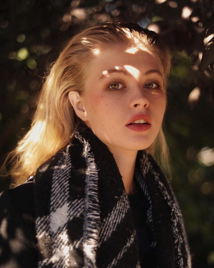 Luna (model) picture