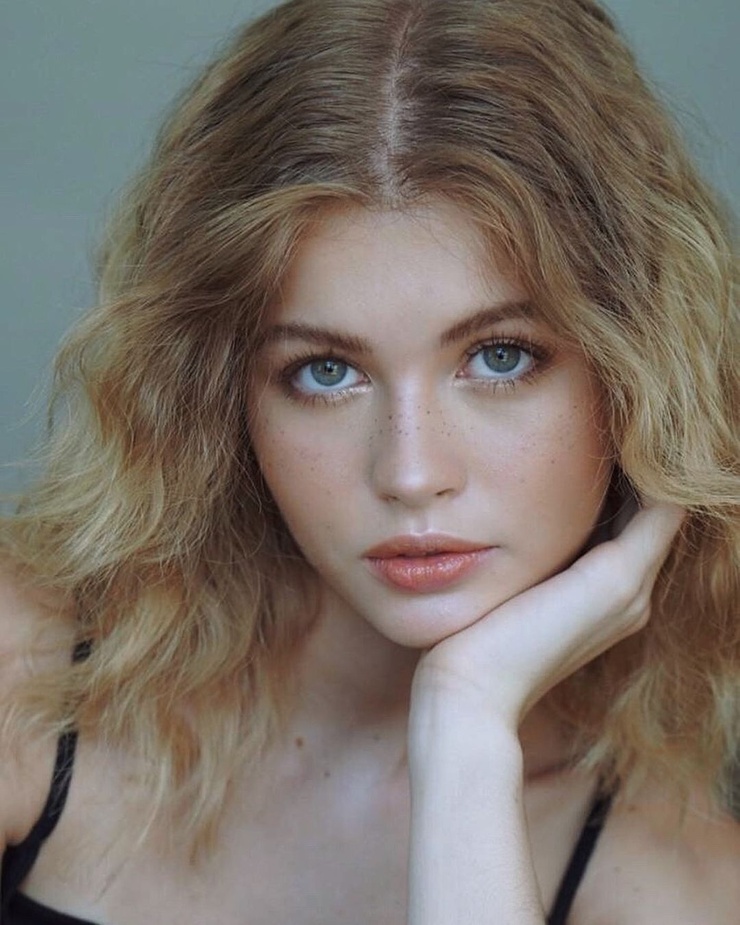Picture of Luna (model)