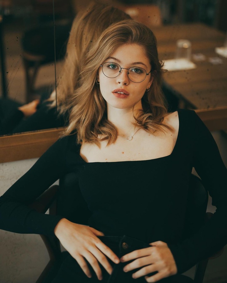 Luna (model) picture