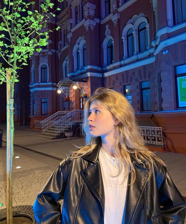 Picture of Luna (model)