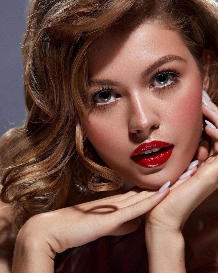 Picture of Luna (model)