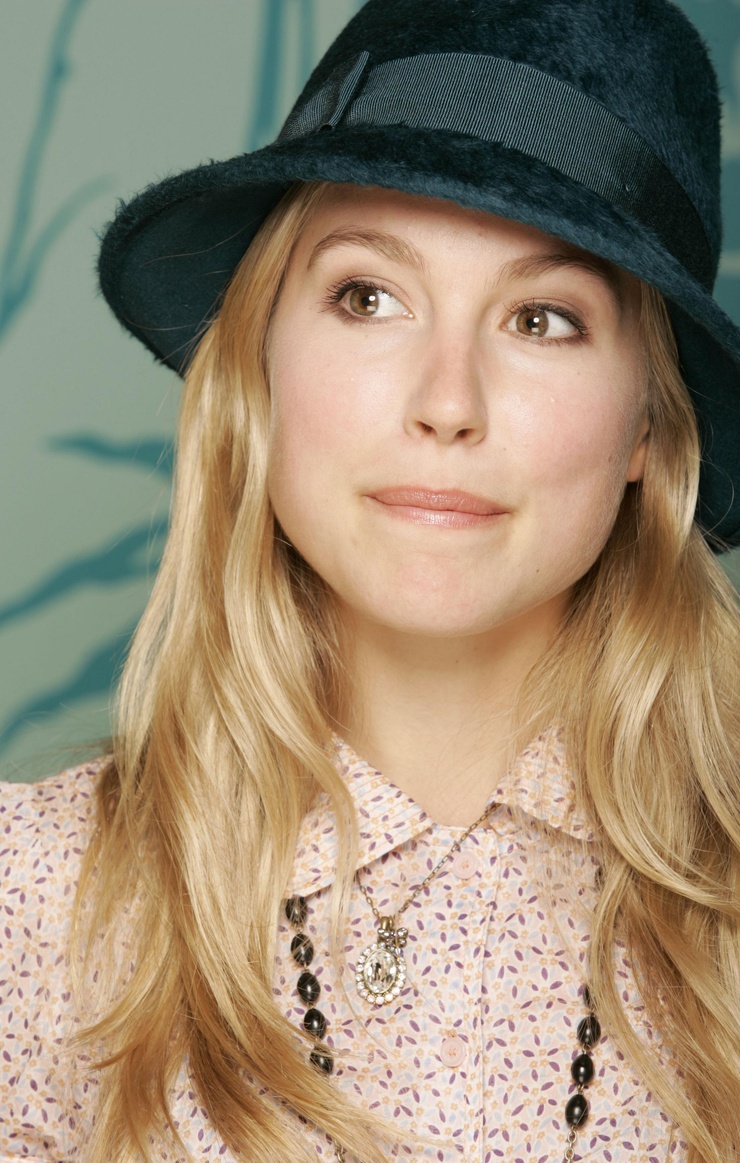 Sarah Carter image