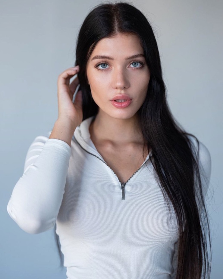 Alina Enero image