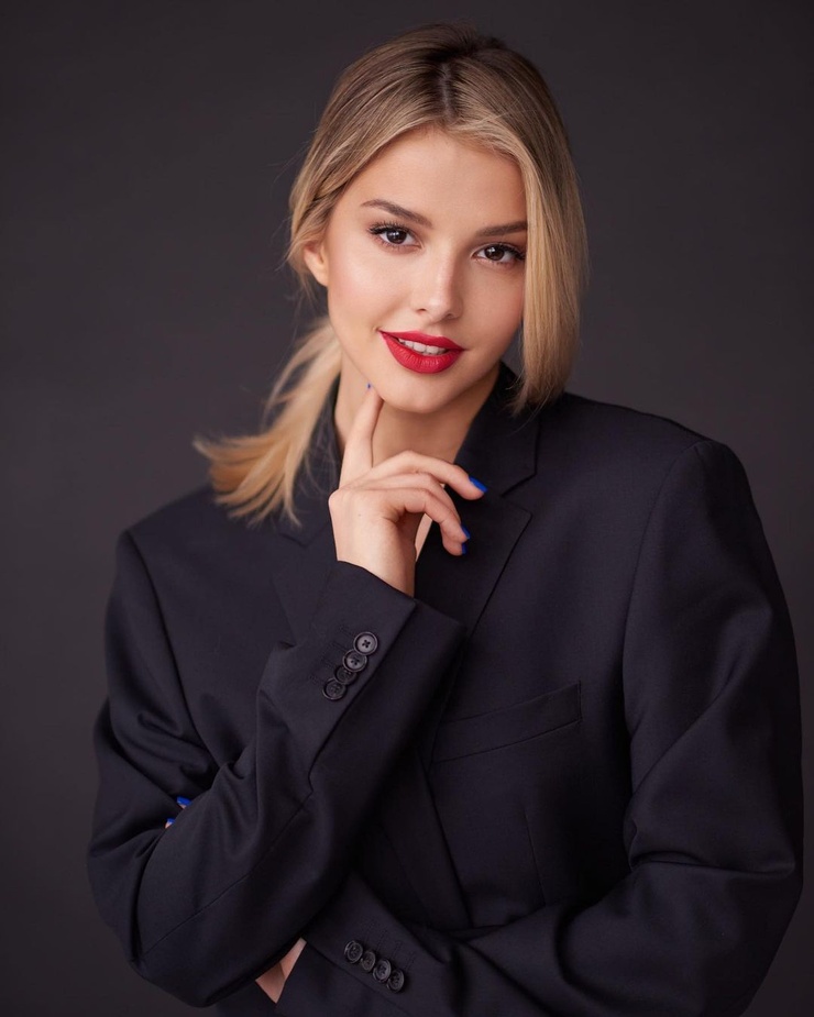 Picture of Angelina Aisman