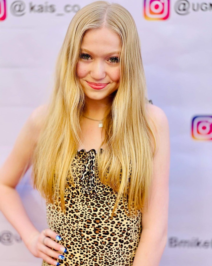 Picture of Abigail Zoe Lewis