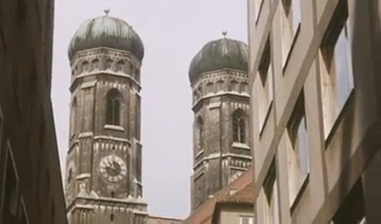 Auch Ninotschka zieht ihr Höschen aus image