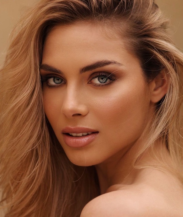 Picture of April Benayoum