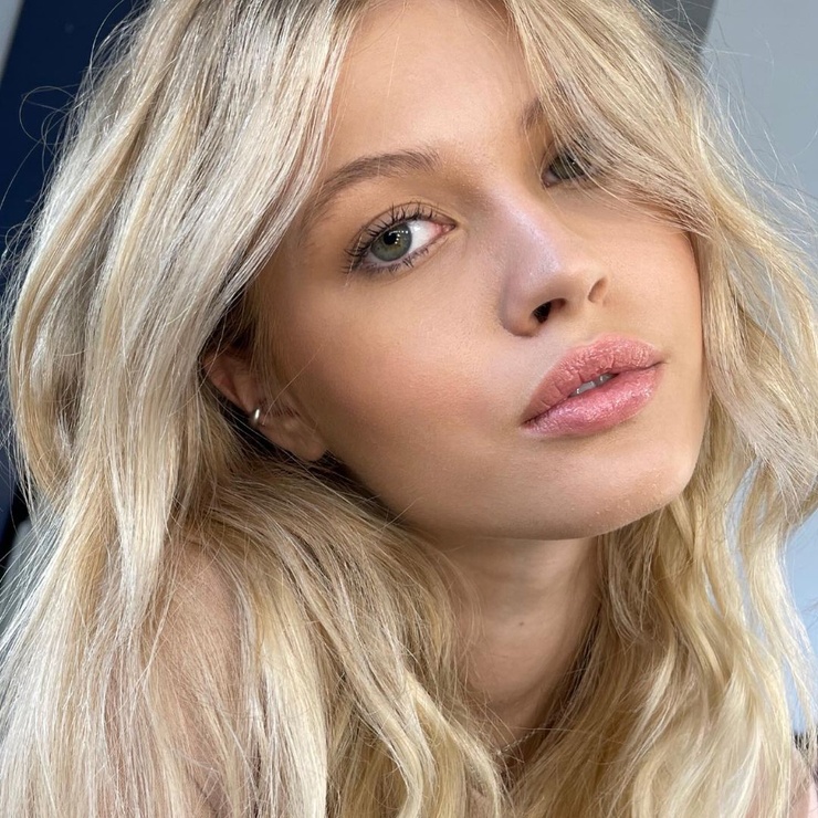 Picture of Luna (model)