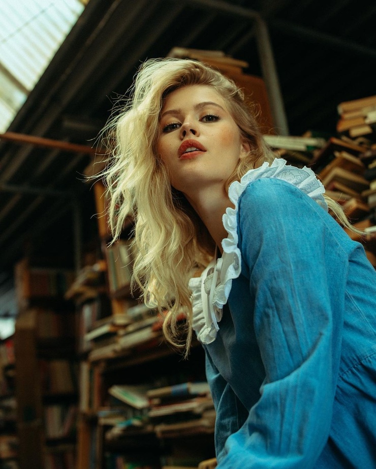 Picture of Luna (model)