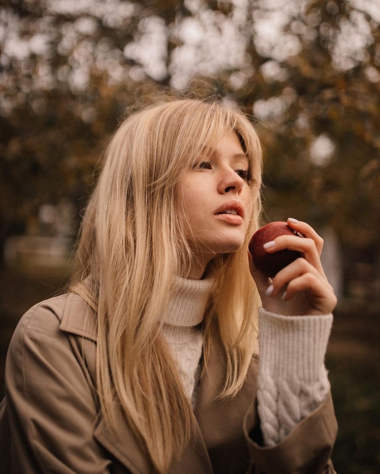 Luna (model) picture