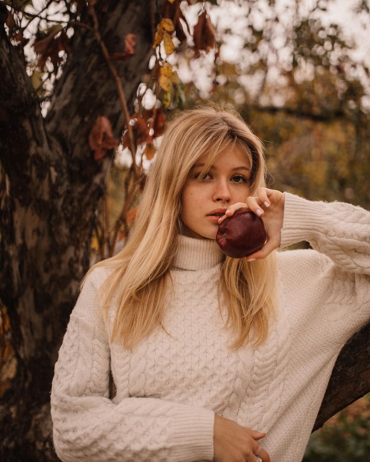 Luna (model) picture