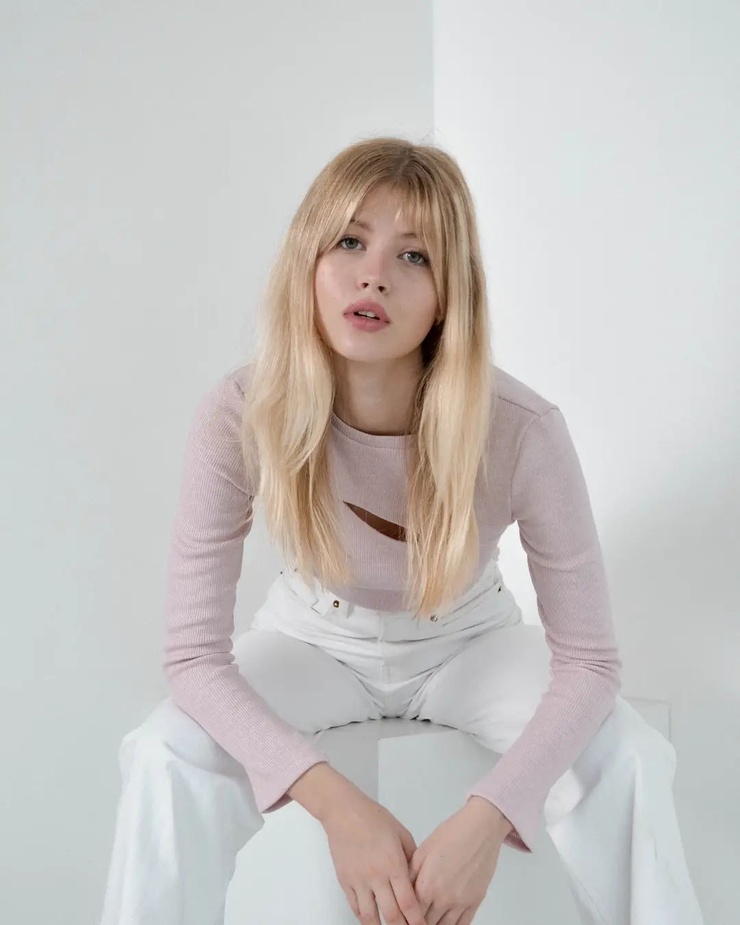 Luna (model) picture