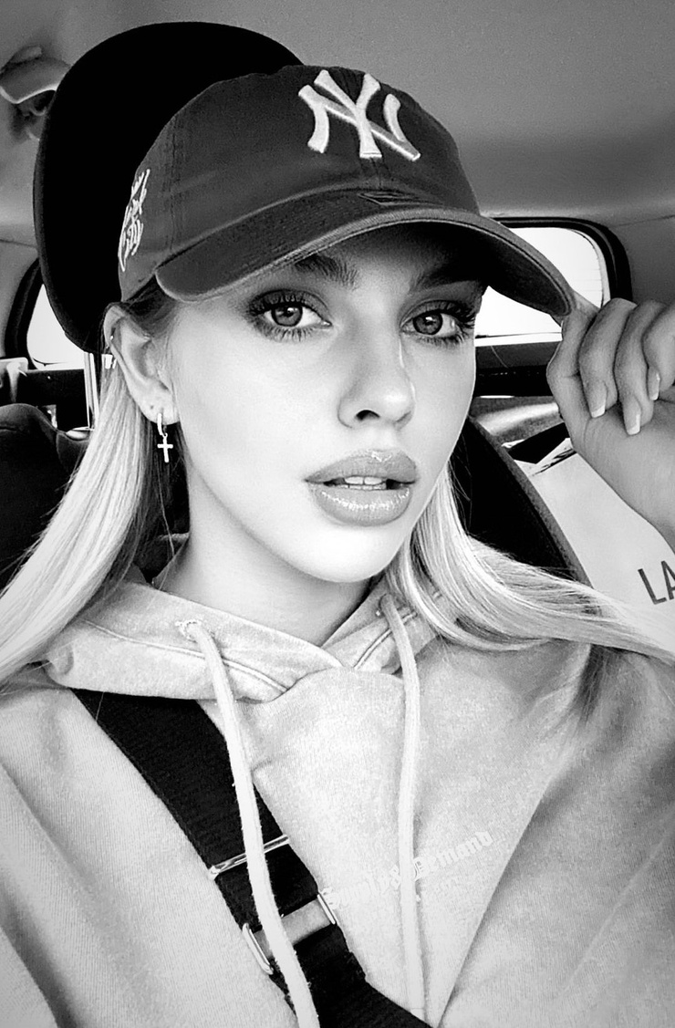 Picture of Alexa Breit