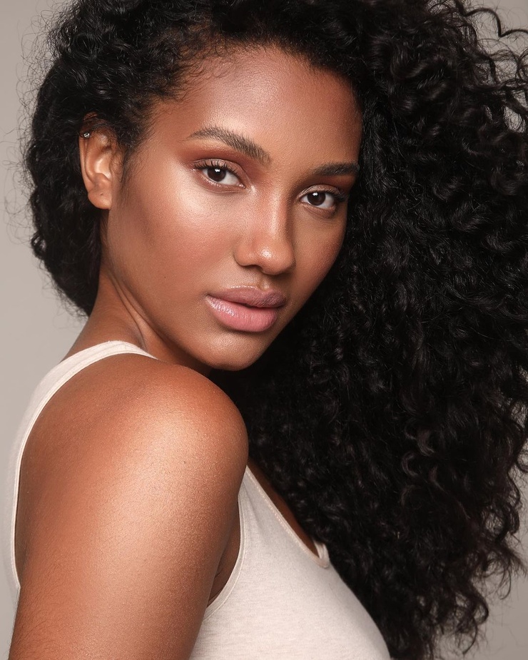 Picture Of Joyce Oliveira