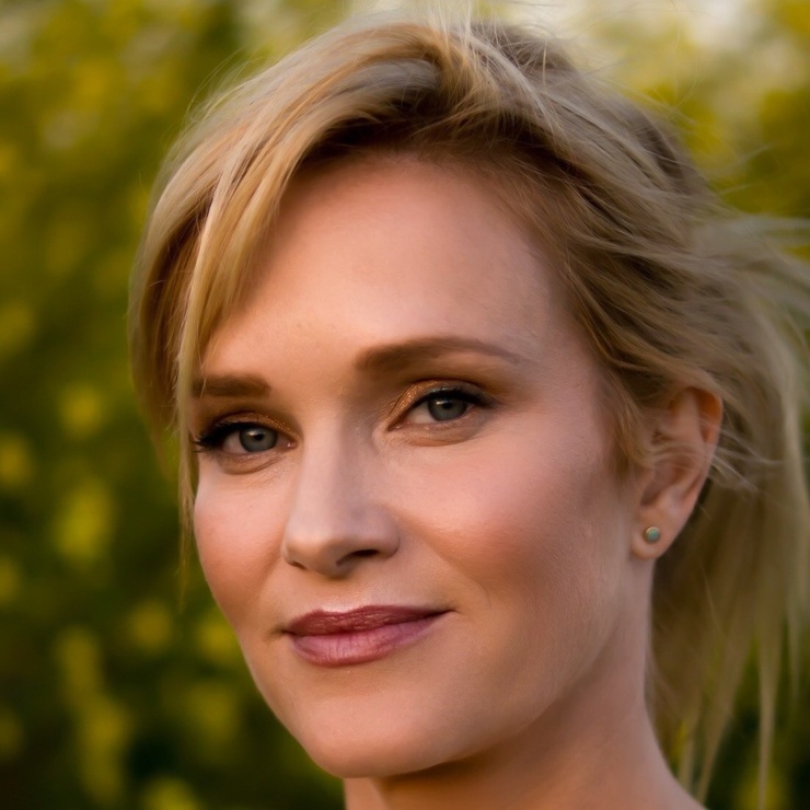 Picture of Nicholle Tom