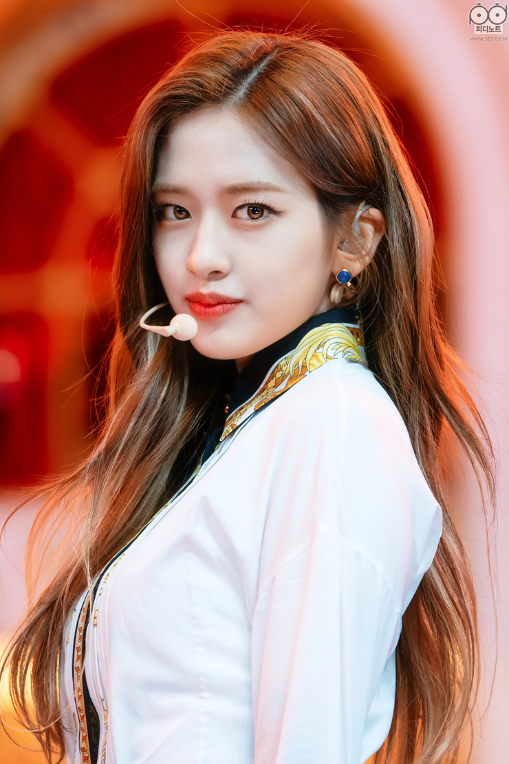 Picture of Ahn Yujin