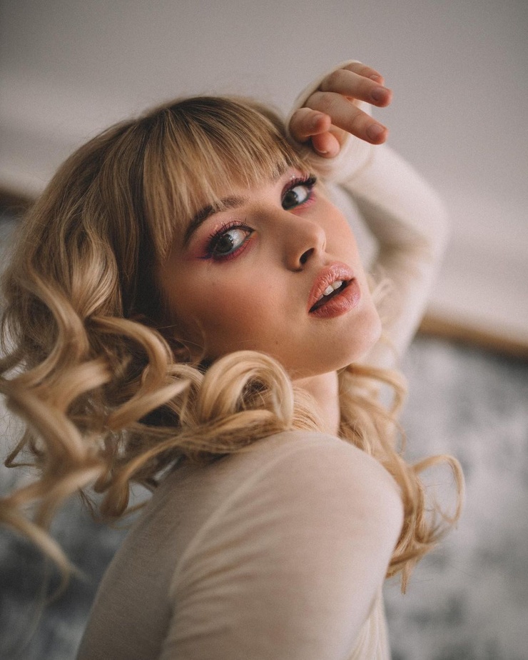 Luna (model) picture