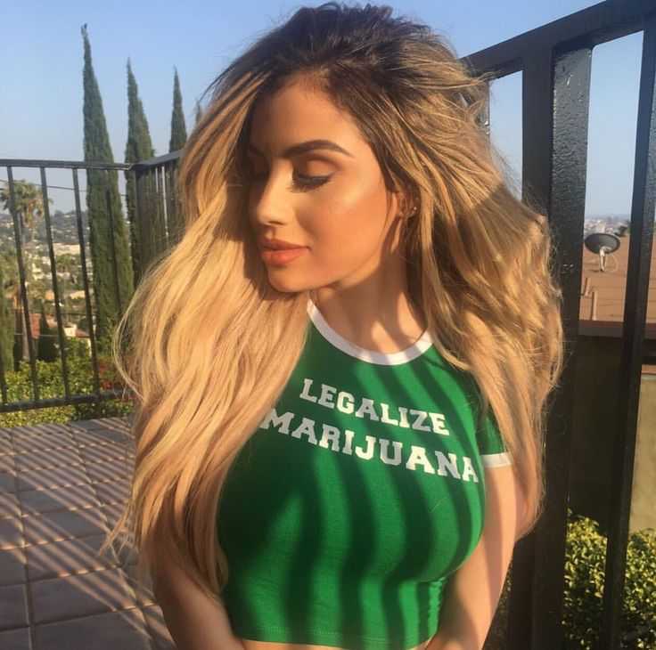 Picture of Alexa Dellanos.