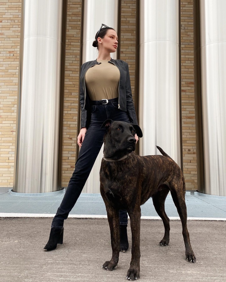 Picture of Alina Lewis.