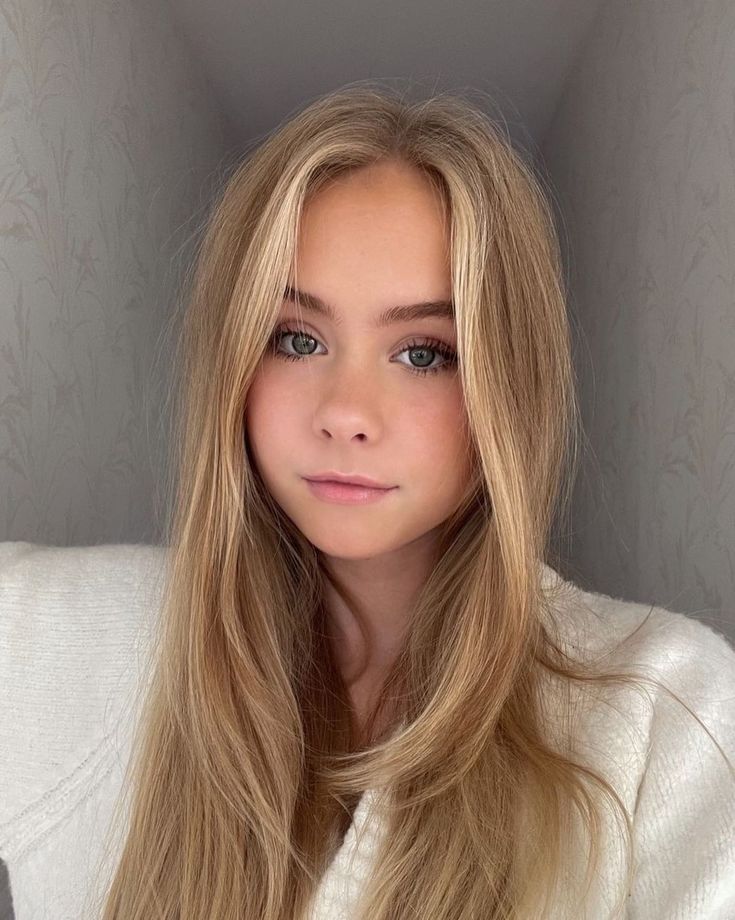 Elle Cryssanthander image
