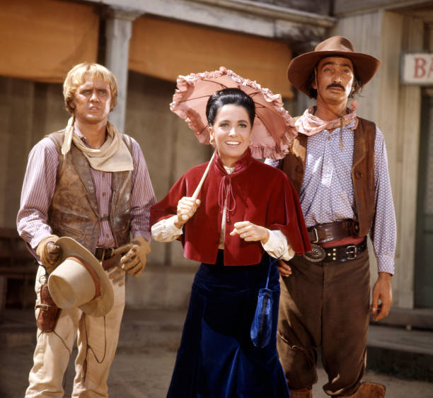 Mark Slade, Linda Cristal, Roberto Contreras