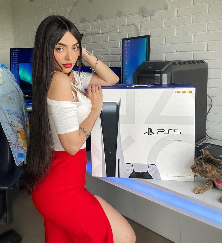 Nyvi Estephan. image