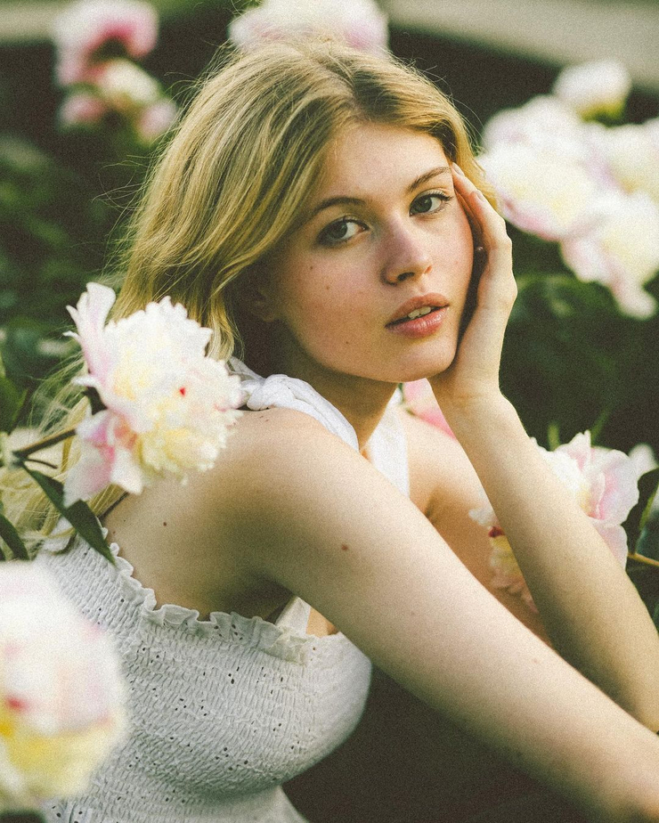 Picture of Luna (model)