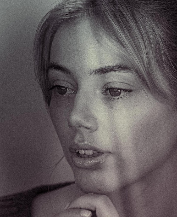 Picture of Grace Van Dien