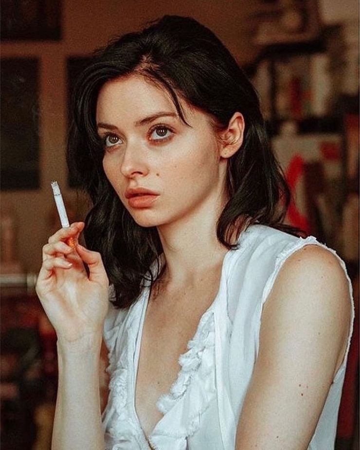 Picture of Alina Lee