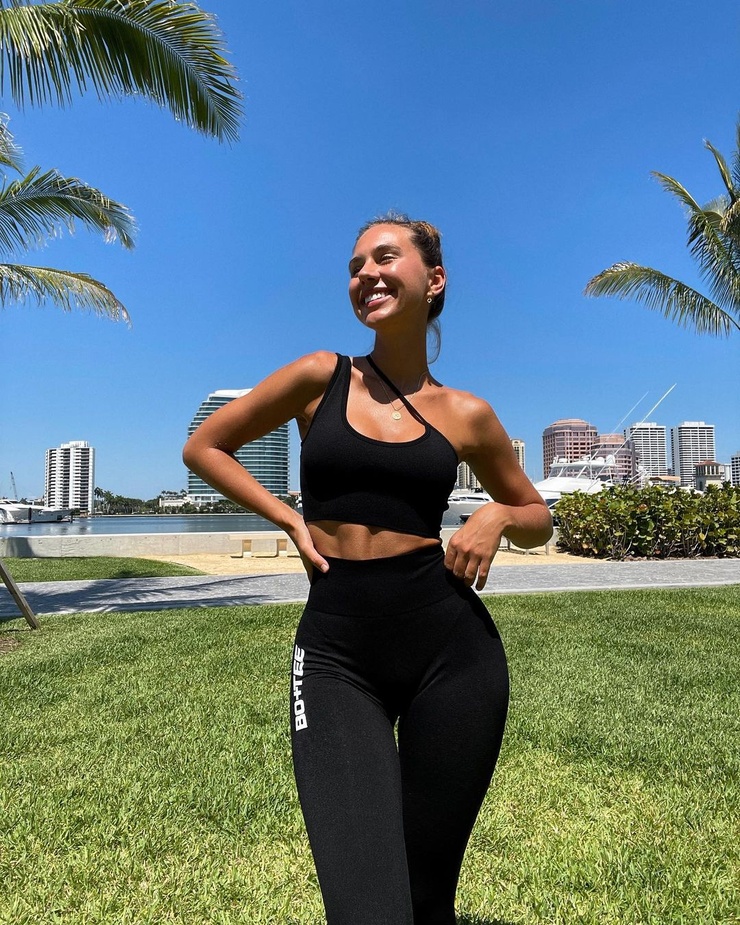 Picture of Brit Manuela (model)