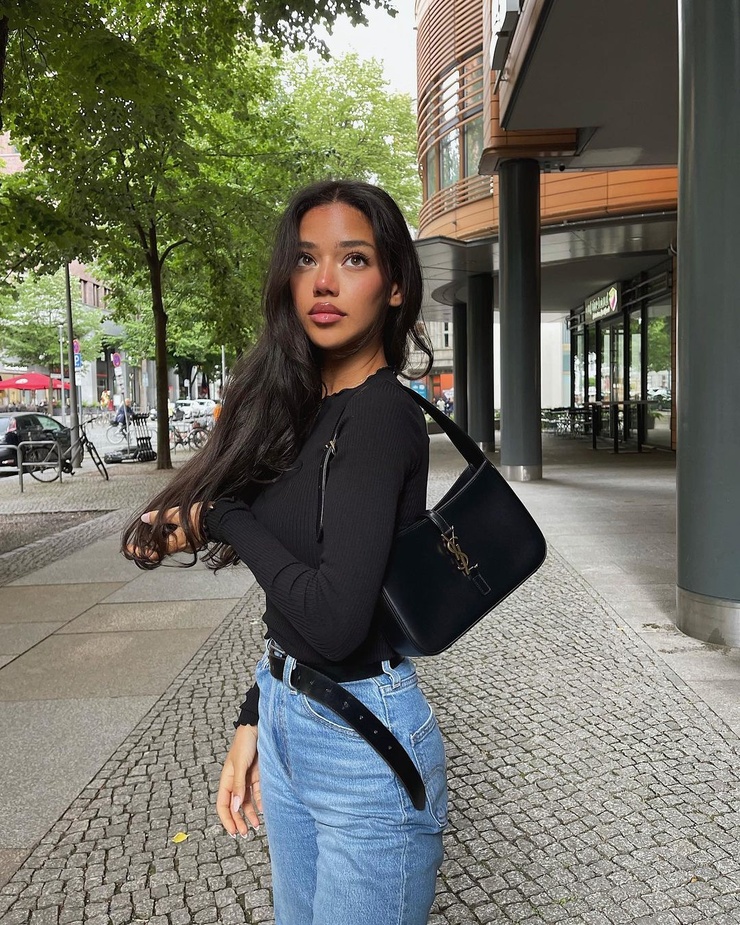 Picture of dina denoire