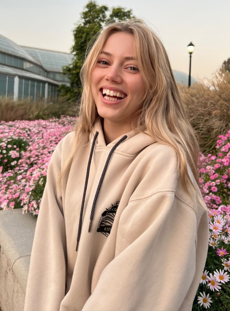 Picture of Grace Van Dien