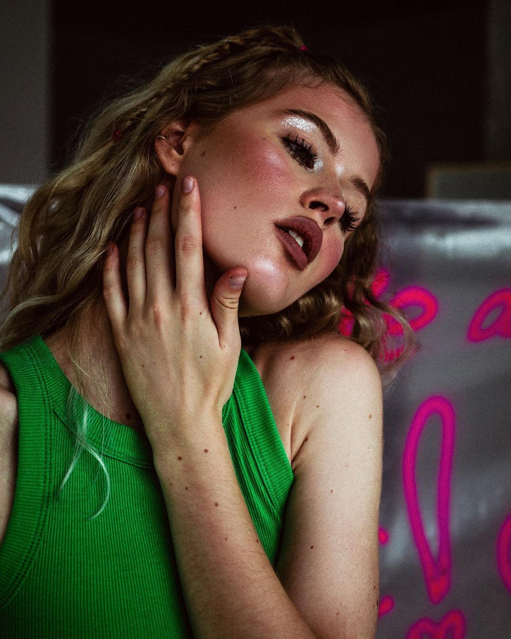 Picture of Luna (model)