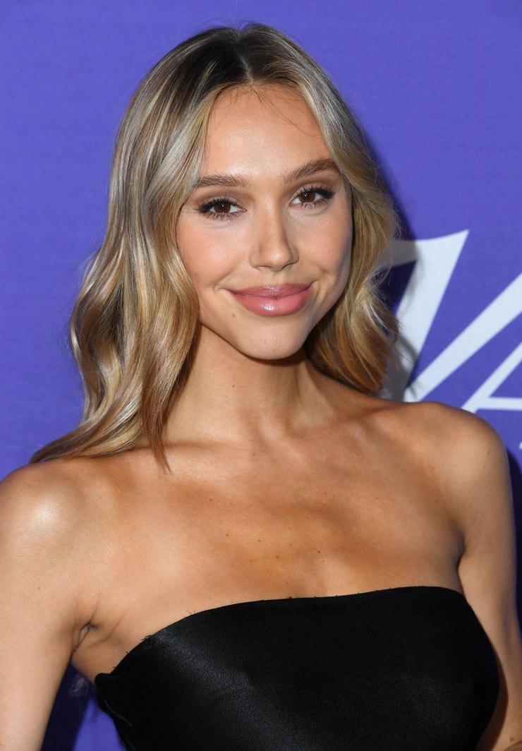 Picture of Alexis Ren