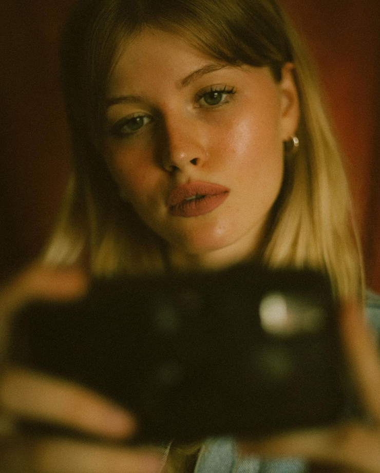 Picture of Luna (model)