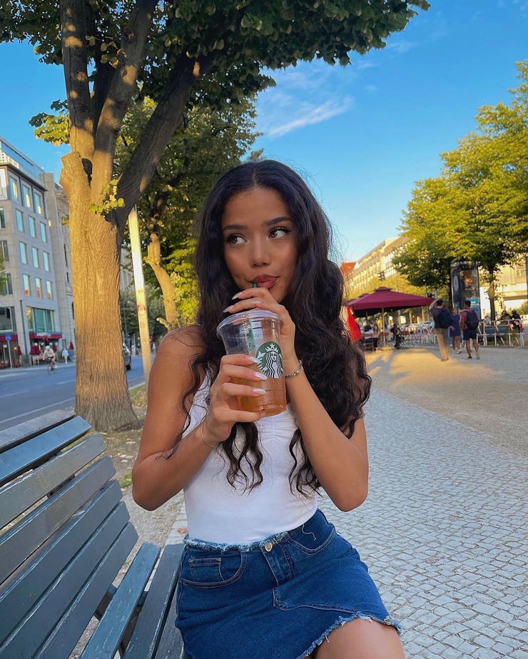 Picture of dina denoire