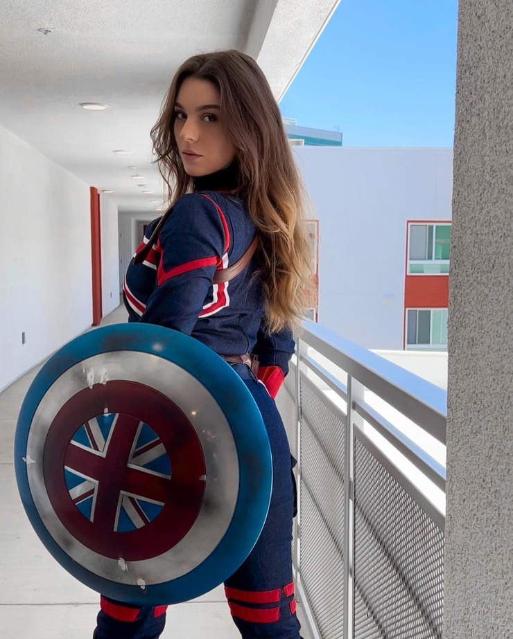 Picture of Taya Miller (cosplay model)