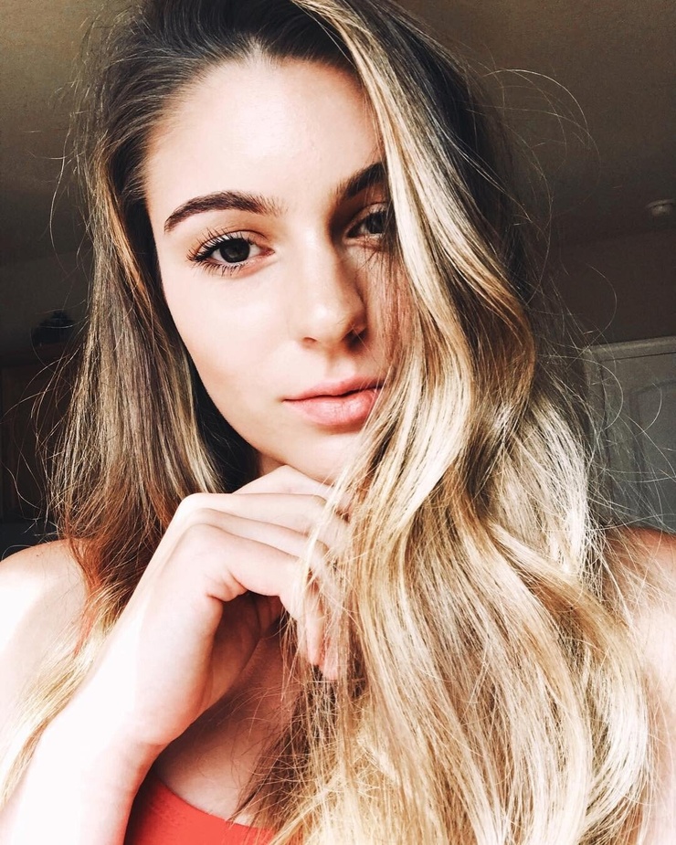 Picture of Taya Miller (cosplay model)