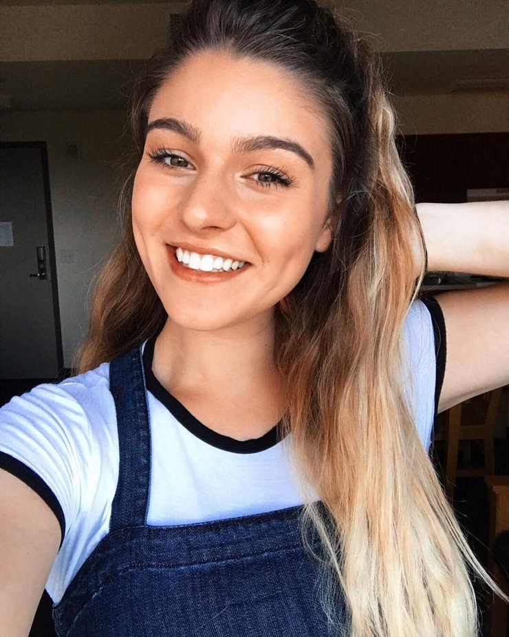 Picture of Taya Miller (cosplay model)