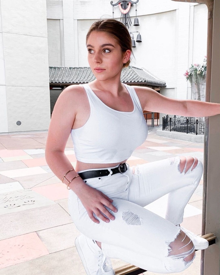 Picture of Taya Miller (cosplay model)