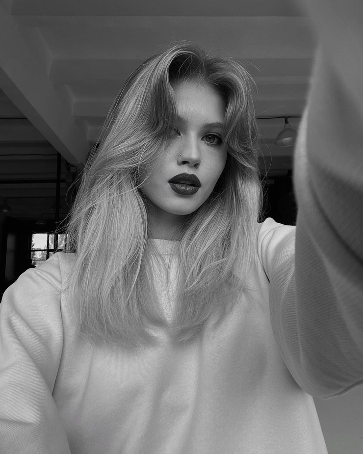 Picture of Luna (model)