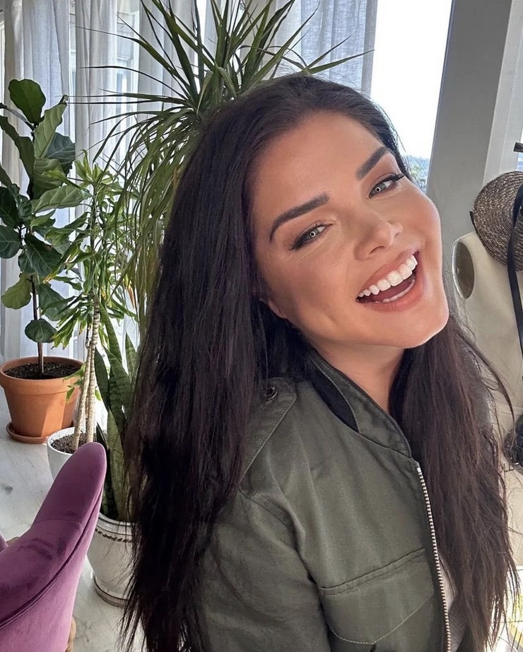 Picture of Marie Avgeropoulos